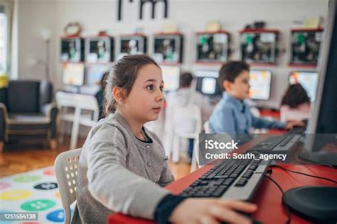 최신 컴퓨터 학교 교실에서 데스크톱 컴퓨터를 사용하는 어린이 교실에 대한 스톡 사진 및 기타 이미지 교실 모던 양식 비어 있음 Istock