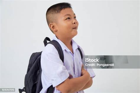태국 교복을 입고 배낭 가방을 들고 흰색 배경 배너에 책을 들고 서 있는 어린 아시아의 귀여운 소년 학교로 돌아가기 14 15