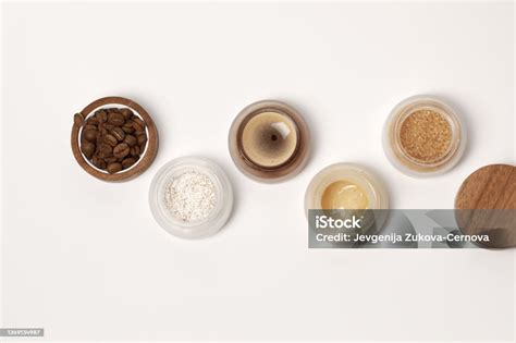 갈색 설탕 커피 꿀 재료는 배경에 집에서 만든 화장품을위한 나무 뚜껑과 유리 항아리에 스크럽 미용 스파 스킨 케어 제로 폐기물 포장 개념 0명에 대한 스톡 사진 및 기타