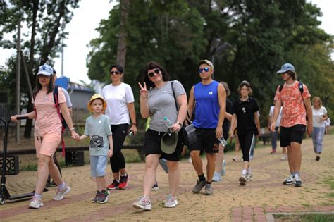 무료 이미지 신발류 반바지 구두 식물 나무 여가 하늘 장난 운동화 Luggage And Bags 휴양 행복 배낭 경치 달리는 행사 육상 경기