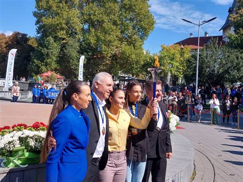 Христо Стоичков Мадлен Радуканова и Тодор Попов са тримата нови „Почетни факлоносци на мира