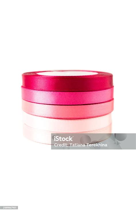 밝은 색에서 어두운 색까지 분홍색 음영의 새틴 리본 스택이 흰색 배경에 깔끔하게 배열되어 있습니다 광택 있는 질감은 생생한 색상과 부드러운 소재를 강조합니다 0명에 대한