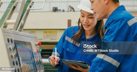 제조 공장에서 기계 키패드를 운영하는 전문 아시아 남녀 산업 엔지니어 제조 공장 또는 생산 공장에서 일합니다 아시아인에 대한 스톡 사진 및 기타 이미지 Istock