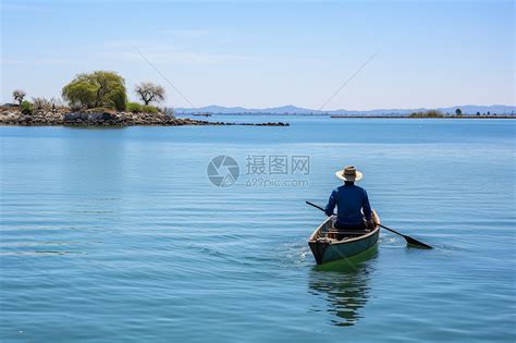 湖上划船的人高清图片下载 正版图片600593363 摄图网