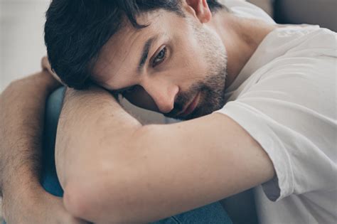 평화로운 주말 오후에 자신의 공간에서 편안하게 평화를 찾는 사려 깊은 젊은이 30 34세에 대한 스톡 사진 및 기타 이미지 30 34세 검정 머리 고독 개념 Istock