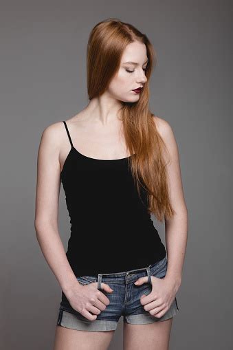 패션 촬영을 위해 스튜디오에서 포즈를 취하는 아름다운 여성의 여성 클로즈업 초상화 생강 헤어 스타일을 가진 소녀 아름다운 사람들과 함께하는 사진 배경이 있는 메이크업 컨셉