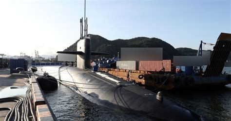 부산 정박한 美 오하이오급 전략핵잠수함