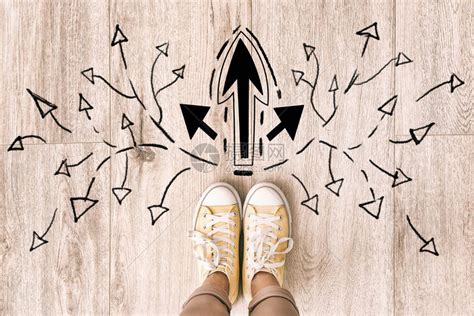 站在地上的人站在箭头附近指向不同方向高清图片下载 正版图片504391982 摄图网