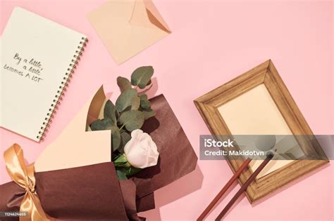 홈 오피스 작업 영역입니다 Copyspace와 노트북입니다 평면 배치 잡지 소셜 미디어 상위 뷰 아름다움 블로그 개념입니다