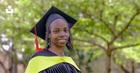 졸업 모자와 가운을 입은 여자 사진 Unsplash의 무료 케냐 이미지