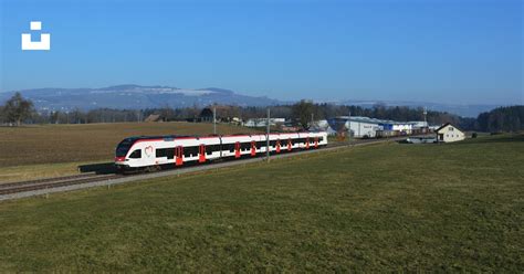 線路を走る赤と白の列車の写真 Unsplashの無料クヌートヴィル写真