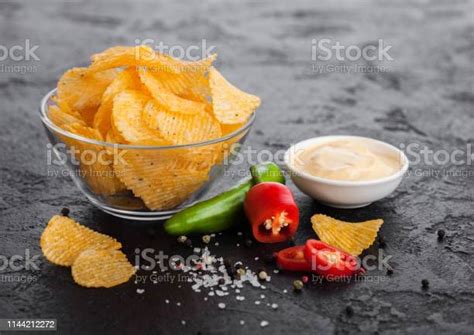 검은 돌 테이블 배경에 고추 고추와 감자 감자칩 칩 유리 그릇 접시 마늘과 소금을 곁들인 빨간색과 녹색 고추 고추 0명에 대한 스톡 사진 및 기타 이미지 Istock