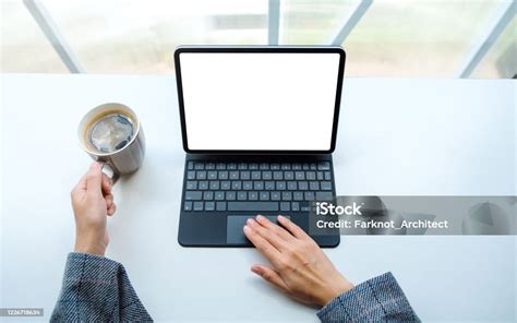 커피를 마시는 동안 컴퓨터 Pc로 빈 흰색 바탕 화면 화면태블릿 터치 패드에 터치 하는 여자 공란에 대한 스톡 사진 및 기타 이미지 Istock