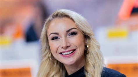 Anna Carina Woitschack F Hlt Sich Auf Der B Hne Nackt