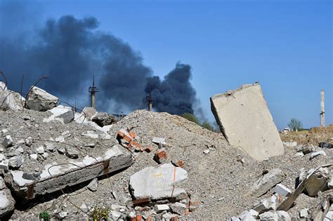 콘크리트 슬 래 브 흡연 전기 변전소의 배경에 대 한 지상에 갇혀 고적에 대한 스톡 사진 및 기타 이미지 고적 시리아 잡석 Istock