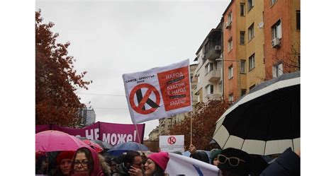 Културни дейци на протест пред МС скандират Денков слез Видео снимки