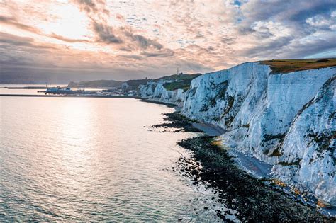 Vista Aérea De Los Acantilados Blancos De Dover Vista Cercana De Los