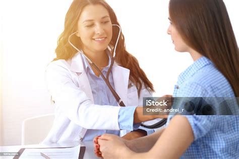 그녀의 여성 환자를 검사 하는 손에서 청진 기로 의사 건강 관리 심장 및 의학 개념 개념에 대한 스톡 사진 및 기타 이미지