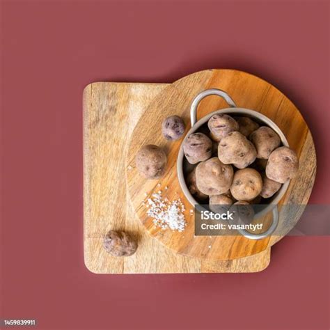 생 파파스 네그라 O 검은 감자 유명한 현지 카나리아 제도 요리 파파스 아루가다스 또는 주름진 감자 요리를 위한 바다 소금 감자