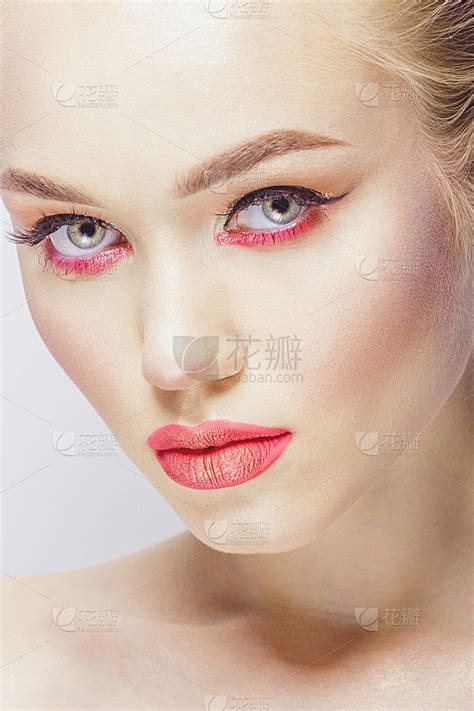 肖像美丽的女人与化妆，工作室拍摄