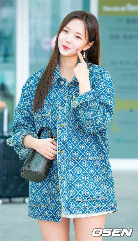 채수빈 수줍게 볼콕