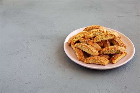 접시에 피스타치오와 유자를 곁들인 수제 이탈리아 칸투치니 측면도 바삭한 피스타치오와 유자 쿠키 복사 공간 0명에 대한 스톡 사진 및 기타 이미지 Istock