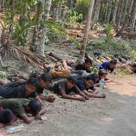 သံတွဲ တောင်ကုတ်လမ်း ခရီးသည်တင်ကား ပစ်ခတ်ခံရ၊ ယာဉ်မောင်းသေဆုံး Myanmar Now