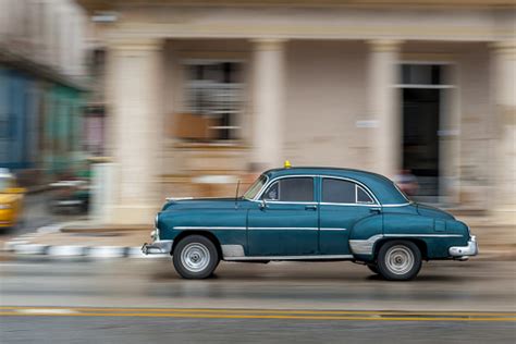 쿠바 하바나의 낡은 차 이동 일반적으로 현지인과 관광객을 위한 택시로 사용되는 복고풍 차량 푸른 색 0명에 대한 스톡 사진 및 기타 이미지 Istock