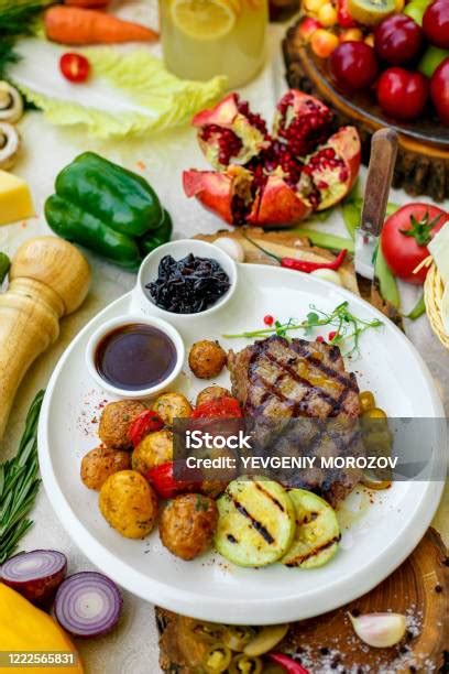 바비큐 육즙이 많은 스테이크와 그릴에 구운 채소와 소스를 흰 접시에 얹어 0명에 대한 스톡 사진 및 기타 이미지 0명 갈색 감자 요리 Istock