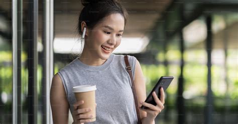 사무실 복도에서 비즈니스 토론을하는 동안 캐주얼 산책 아시아 여성 디지털 유목민 프리랜서 기업가 여행 휴가 야외 복도 직장 웃는 여성 스마트 폰 동안 캐주얼 작업 사진