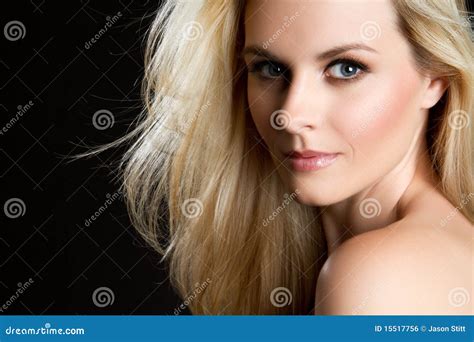 Mujer Rubia Hermosa Foto De Archivo Imagen De Primer 15517756