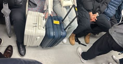 퇴근길 지하철 승객들 서 있는데빈 좌석 앞 캐리어 2개로 막은 민폐 여성