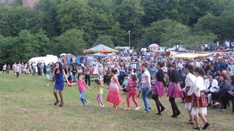 Николина Чакърдъкова и Тита пеят на традиционния панаир в Сливо поле Утро