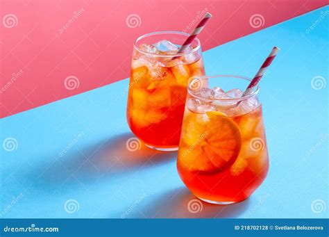 Aperol Spritz Cocktail In Brille Mit Eis Und Orange Slice Auf Trendy