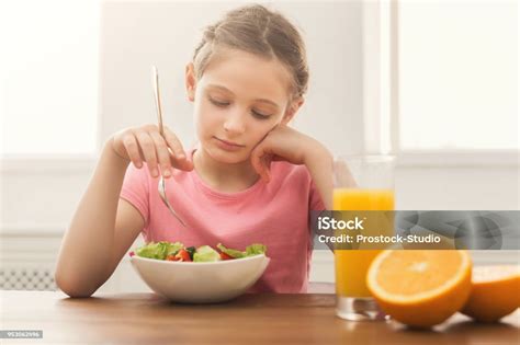 슬픈 아이 여자 먹는 신선한 샐러드 및 오렌지 주스를 마시는 1에 대한 스톡 사진 및 기타 이미지 1 가정 주방 가정의 방 Istock
