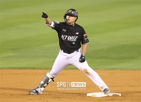 강백호 충격의 8푼 부진 100억 Fa 스트레스 너무 컸나…방망이 박살내도 소용이 없다