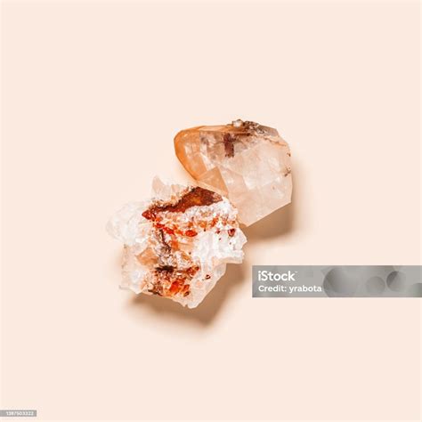 화이트 베이지 색 쿼츠 크리스탈은 옅은 분홍색 배경에 카피 공간 상단 보기 천연 보석 석영 미네랄 스톤 치유 크리스탈 귀중한 보석 플랫 레이 대체 의학 0명에 대한 스톡