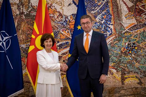 ФОТО Сиљановска Давкова ги прими премиерот Мицкоски и членовите на новата влада им порача