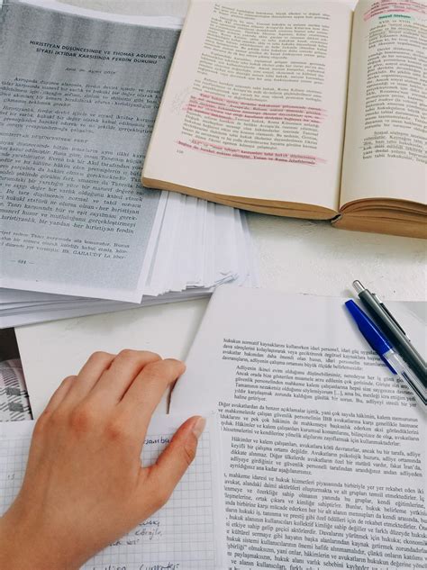 강조된 텍스트 공부 설정 공부하는 공부하다 과제 교과서 교육 교육 개념 노트 대학 대학교 대학생 도서관 독서하는 문학 손 시험 준비 쓰는