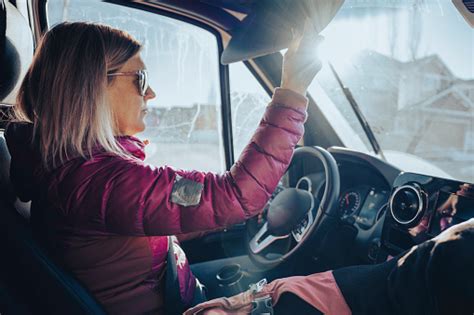 여자는 시골 도로 겨울을 따라 오프로드 차량을 운전합니다 45 49세에 대한 스톡 사진 및 기타 이미지 45 49세 4x4 자동차 개성 개념 Istock