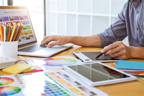 젊은 크리에이 티브 그래픽 디자이너 프로젝트 건축 드로잉 및 색상 견본 작업 도구 및 장비와 함께 그래픽 차트에 착 색 하는