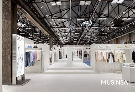 성수동 대림창고에 매장 낸 무신사 희귀 스니커즈 한정 판매 이투데이