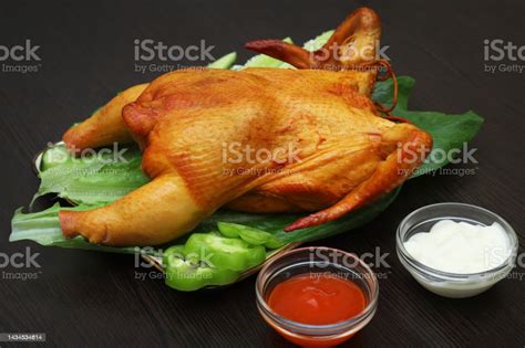 피망 조각과 토마토 소스 용기를 곁들인 서빙 보드에 구운 닭고기 고기에 대한 스톡 사진 및 기타 이미지 고기 구이 굽기 Istock