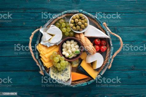 나무 상자에 치즈의 집합입니다 파 르 마 Mamasam 모 짜 렐 라 브리 치즈 죽은 태아 최고의 볼 수 있습니다 에 나무 배경