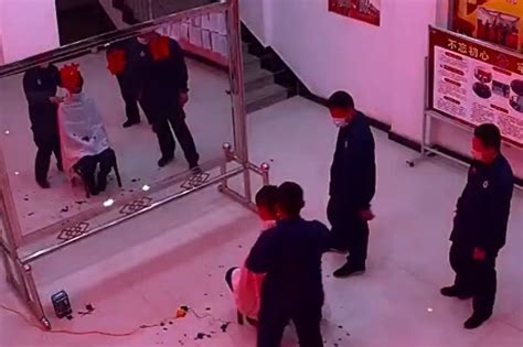 消防员化身美发托尼老师，剪到一半警铃响起，发型亮了凤凰网视频凤凰网
