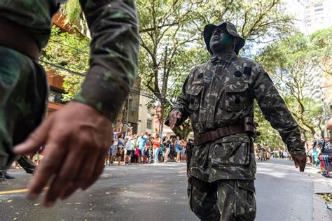 Soldados Das Forças Especiais Do Exército Marcham Durante O Desfile Do