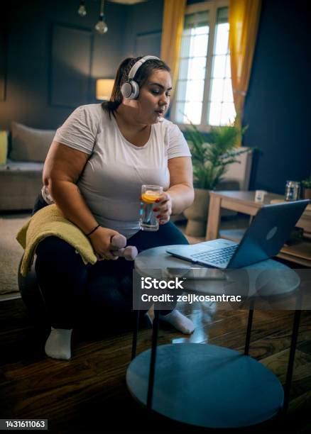 플러스 사이즈 여성 노트북에서 운동 비디오를 따라 가정에서 운동을하고 가정 생활에 대한 스톡 사진 및 기타 이미지 가정 생활 건강한 생활방식 과체중 Istock