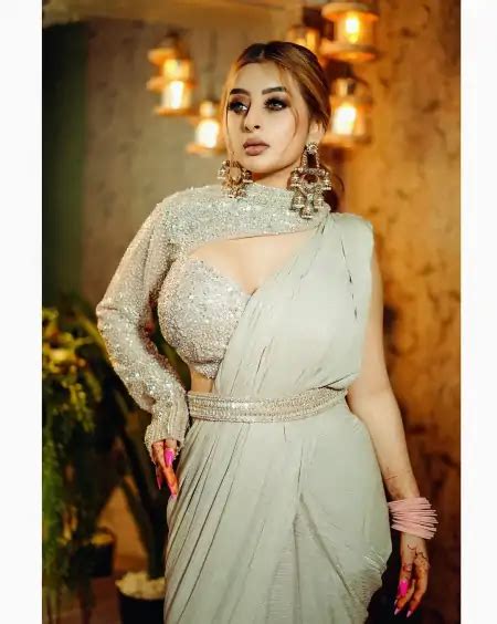 Watch Hot Video Of Ankita Dave Flaunting Cleavage And Navel