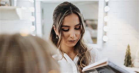 메이크업 과정 모델 얼굴에 메이크업을 적용하는 전문 아티스트 뷰티 살롱에서 아름 다운 금발 여자의 초상화를 닫습니다 사진