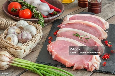 로즈마리와 슬레이트 보드에 굽기 위한 돼지고기 덩어리 고리버들 바구니에 마늘 소박한 스타일의 토마토 0명에 대한 스톡 사진 및 기타 이미지 Istock